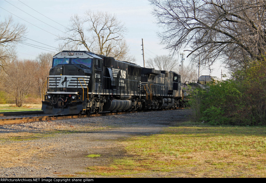 NS 6744 sits and waits for a Wb to show up.